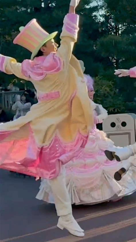 Rina8131 連携プレイ 衣装から落ちたキャンディ🍬をさりげなく拾った女性ダンサーさんがペアの男性ダンサーさんへさりげなく渡す→
