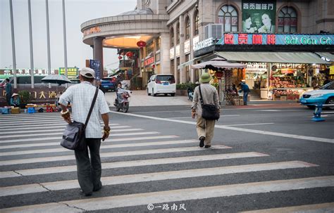 中国和越南交界处有个东兴市，可以一眼看两国，街上的建筑很洋气城市旅游业游客