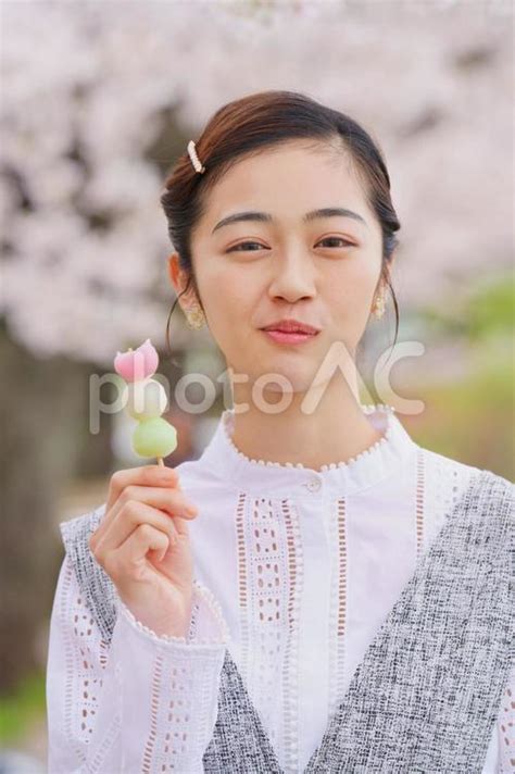 三色団子を食べる女性 No 27358066｜写真素材なら「写真ac」無料（フリー）ダウンロードok