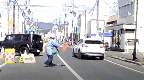 交通誘導員のおじさんもマジギレ！止めるのを無視した自己中な車が迷惑すぎることになってしまう！ 9ポスト