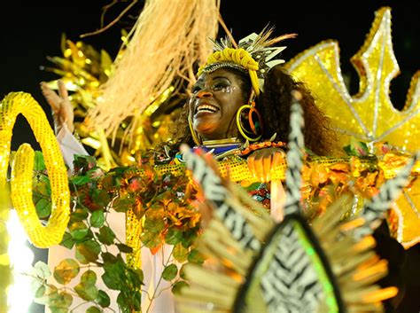 Zezé Motta Brilha Em Desfile Da Acadêmicos Do Sossego Ofuxico
