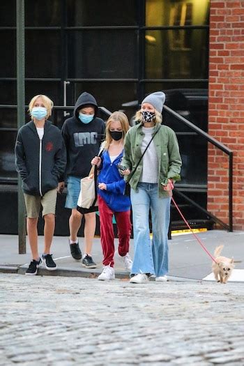 Maluma Pasea Junto A Su Nueva Novia Mientras Katie Holmes Y Jennifer