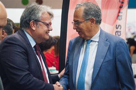 Enrique Ossorio Recibe De Juan Antonio Escarabajal El Libro De La
