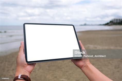 바다에 의해 빈 바탕 화면 화면과 검은 태블릿 Pc를 들고 손 공란에 대한 스톡 사진 및 기타 이미지 공란 디지털 태블릿