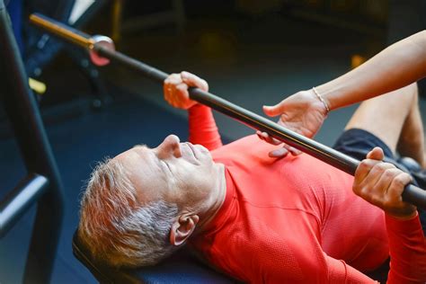 개인 트레이너 건강 건강한 노화 건강한 생활 고령자 근력과 컨디셔닝 근육 나이는 숫자에 불과하다 남자 남자 선수 노인 동적 훈련 들어올리다 막대기