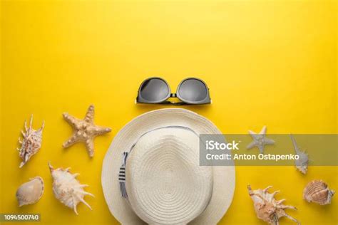 라운드 선글라스와 조개 노란색 배경에 여성 모자 상위 뷰 비문 또는 광고에 대 한 장소 0명에 대한 스톡 사진 및 기타 이미지 0명 노랑 모던 양식 Istock