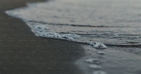 해안으로 파도가 밀려오는 해변 사진 Unsplash의 모래 이미지