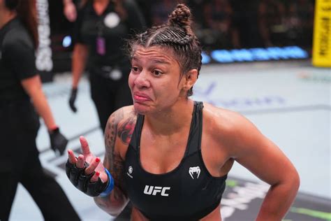 Mayra Bueno Silva Derrota A Holly Holm En Ufc Vegas Elintra Com Ar