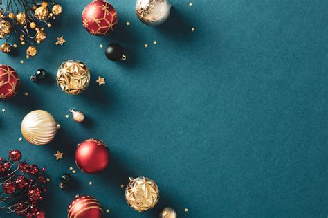 메리 크리스마스 인사말 카드 템플릿 와 빨간색과 황금색 크리스마스 공 와 장식 와 진한 청록색 배경 빈티지 복고풍 스타일 0명에 대한 스톡 사진 및 기타 이미지 Istock