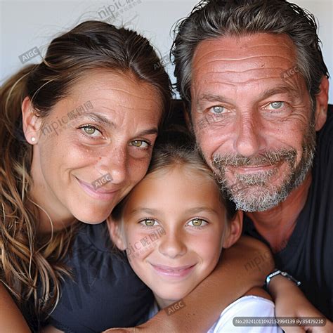 Ai创作图duvet画像的家庭 二十一世纪初家庭 沿海全家福 Vacation家庭 Selfie家族 家庭合照全家家庭合影 莫莉和她的一家人 意大利家庭 家庭相片幸福的合影 夫妇的女儿 美好