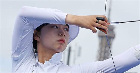 에펠탑을 배경으로 당기는 활시위