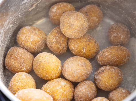 Pomarszczone ziemniaczki wyglądają jak z ogniska Jak zrobić papas
