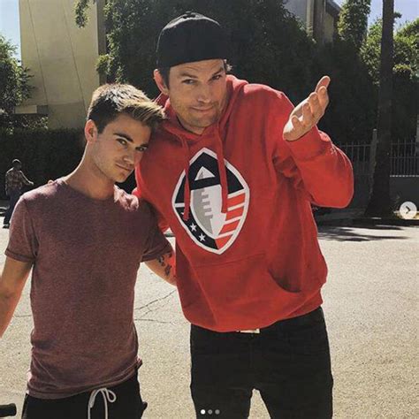 אשטון קוצר נכנס ברוכב אופנוע ועשה איתו סלפי