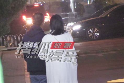 独家：李亚鹏带海哈金喜聚餐 二人挽臂说笑好亲密 搜狐大视野 搜狐新闻