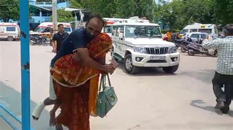 कलयुग की सावित्री घायल पति को पीठ पर लादकर अस्पताल ले गई महिला Video