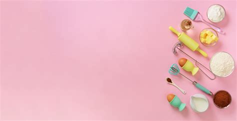 베이킹 재료의 배너 버터 설탕 밀가루 계란 오일 숟가락 롤링 핀 브러시 분홍색 배경 위에 거품을 냅니다 빵집 음식 프레임 요리 개념입니다 평면도 복사 공간 플랫 레이 개념에