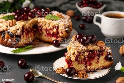 어두운 콘크리트 배경에 흰색 접시에 슈트레이젤과 호두를 곁들인 홈메이드 체리 파이 조각 클로즈업 0명에 대한 스톡 사진 및 기타 이미지 Istock