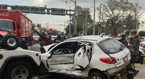 Rescatan a menor prensado por accidente vial en San Juan de Aragón