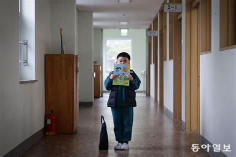 혼자도 괜찮아요”작지만 특별했던 나홀로 입학식 청계천 옆 사진관