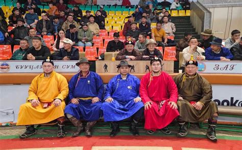 Баянхонгорын бөхийн мэдээ Наадмын дэвжээн дээр энэ надаа туслах болов уу тэр надаа туслах