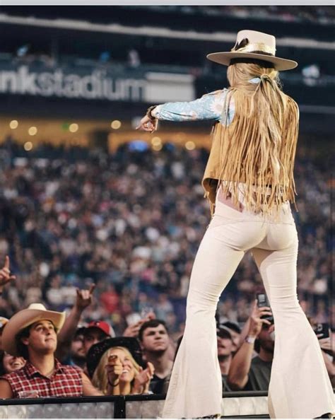 Lainey Wilson On Stage With Guitar Artofit