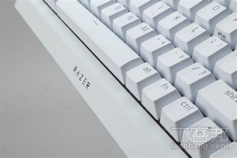 Razer Blackwidow V4 75 White Edition 開箱評測：高度自定義熱插拔電競鍵盤，價格6890 元 T客邦