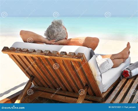 Het Rijpe Kerel Ontspannen Bij Het Strand Stock Afbeelding Image Of