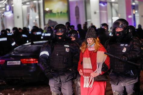 ロシアのデモ拘束者、女性の割合増加 男性が徴兵警戒で