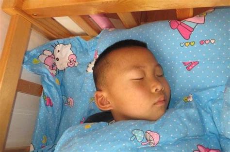 7岁孩子这两个时间要睡觉，对以后身高有帮助，学习成绩也会好东方养生频道东方养生