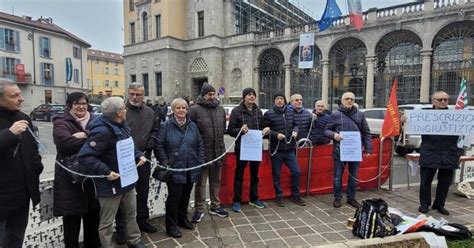 La Protesta Incatenata Degli Ex Lavoratori Della Bames Sem