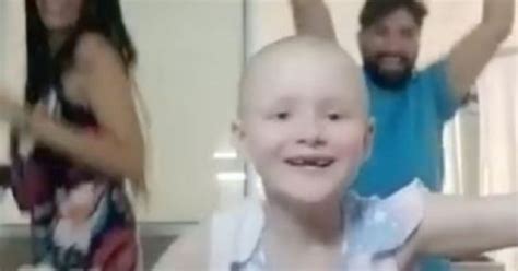 Viva A Vida Menininha Com Câncer Dança Para Celebrar Fim Da