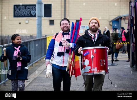 Dulwich Hamlet Fc Women Supporters The Pepper Army Bring Flags And A
