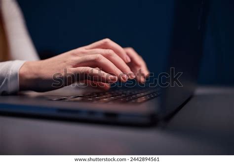 노트북에 입력 하는 여성 손의 클로즈업 스톡 사진 2442894561 Shutterstock