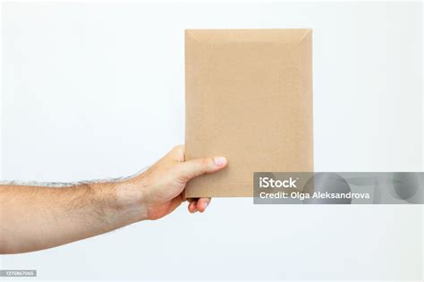 남자의 손에는 종이 봉투가 들어 있다 택배로 문서 배달 빠른 배달을 익스프레스 우편 소포 패키지 개념에 대한 스톡 사진 및 기타