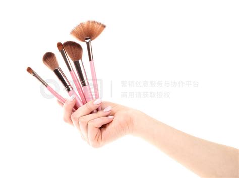 Accessory高清图片 在白底上用女性的手刷化妆 生活方式免费下载 jpg格式 4448像素 编号64530974 千图网