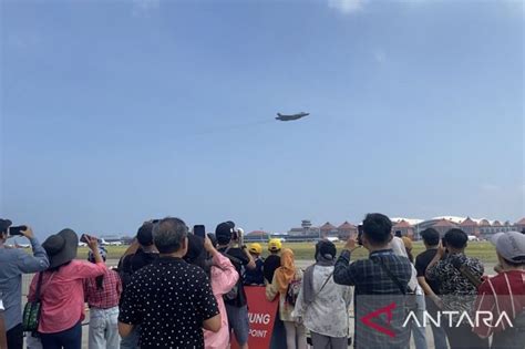 Aksi Jet Tempur Siluman Australia Pukau Pengunjung BIAS 2024 RADAR