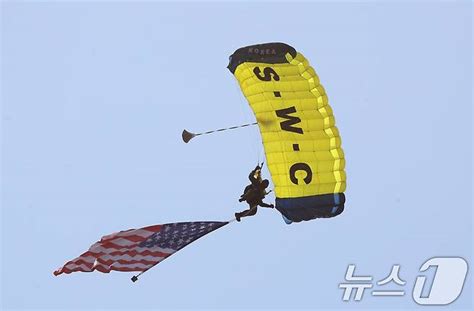 캠프 험프리스로 고공강하 시범 보이는 707특임단