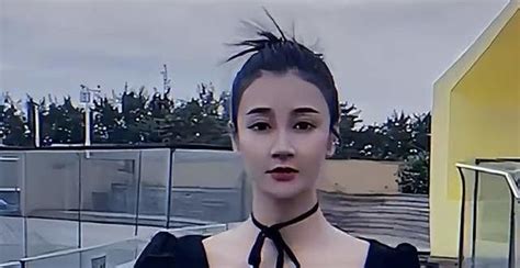 曹云金前妻街边玩性感！穿超短裙秀长腿，大开领口胸前纹身太抢镜腾讯新闻