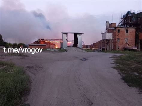 В результате ночного артиллерийского удара по Токмаку загорелось