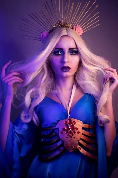 Cosplay De La Diosa Antigua Athena Una Chica Con El Pelo Blanco En Una