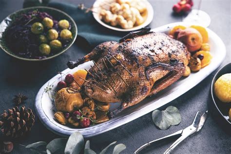 Гусь с яблоками и черносливом в духовке на Новый год простой и вкусный рецепт как приготовить