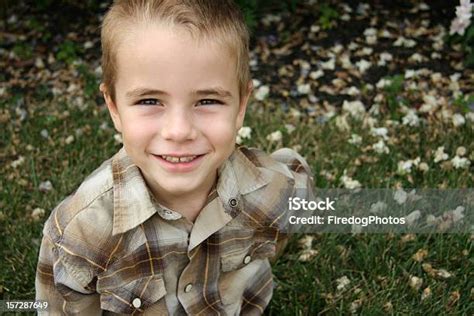 모든 칠레식 남자아이 2 3 살에 대한 스톡 사진 및 기타 이미지 2 3 살 4 5세 가을 Istock