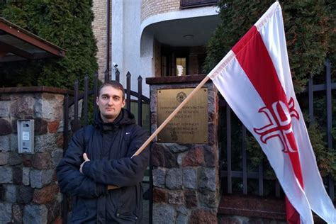 Сілавікі прыйшлі з ператрусам да бацькоў актывіста які з 2006 года не