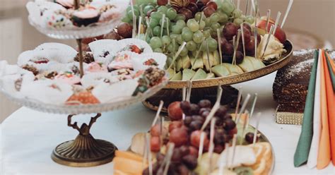 스탠드에서 맛있는 과일과 레스토랑의 결혼식 피로연에서 테이블에 달콤한 디저트 고급 케이터링 크리스마스 잔치 웨딩 캔디 바 사진 Unsplash의 음식 이미지
