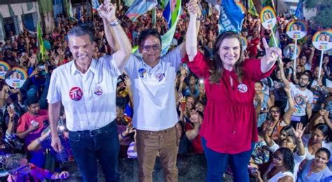 Ao Lado De Candidato Do Pdt Marília Arraes E André De Paula Fazem