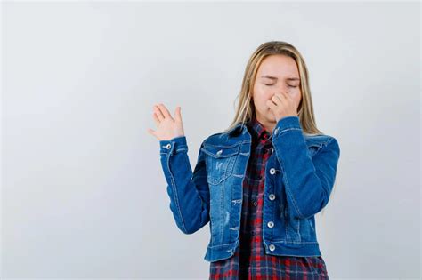5 Cara Menghadapi Rekan Kerja Yang Bau Badan Dengan Sopan