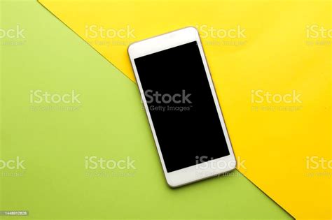 스마트 폰 밝은 멀티 컬러 배경에 흰색 전화입니다 평면도 텍스트를 위한 공간 0명에 대한 스톡 사진 및 기타 이미지 0명 개념 검은색 Istock