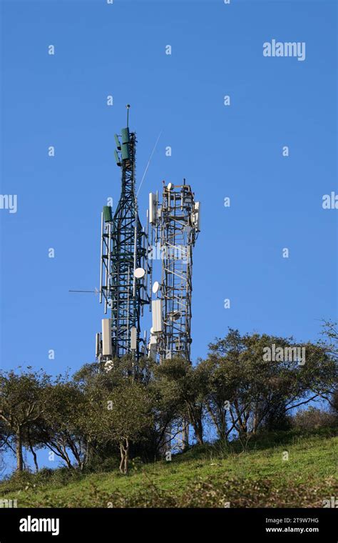 cell phone tower emits 5g signals the antenna transmits