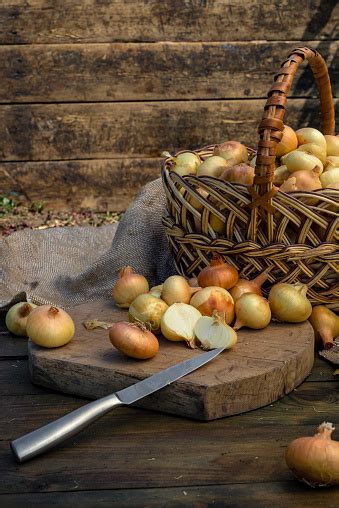 나무 테이블에 바구니에 신선한 붉은 양파 상단 전망 유기농 식품 갈색 조각 여전히 생활 소박한 원시 커팅 보드 외부 고리 버들 바구니 전구 식품 재료 현지 농민 시장 상점