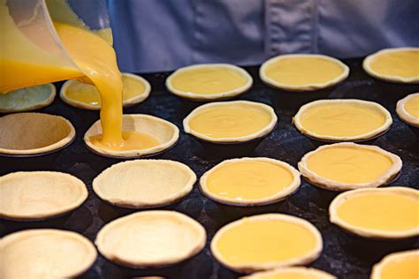 리스본 베이커리에서 만든 전통 포르투갈 페이스트리인 페이스티스 드 나타 달걀에 대한 스톡 사진 및 기타 이미지 달걀 커스터드 Pastel De Nata Istock